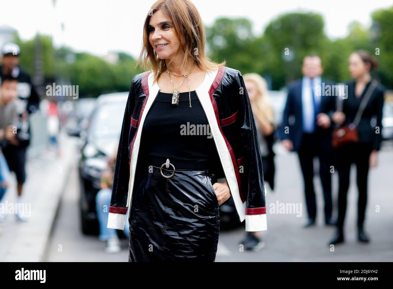 Street style, Carine Roitfeld arriving at Chanel Fall-Winter 2016-2017 ...
