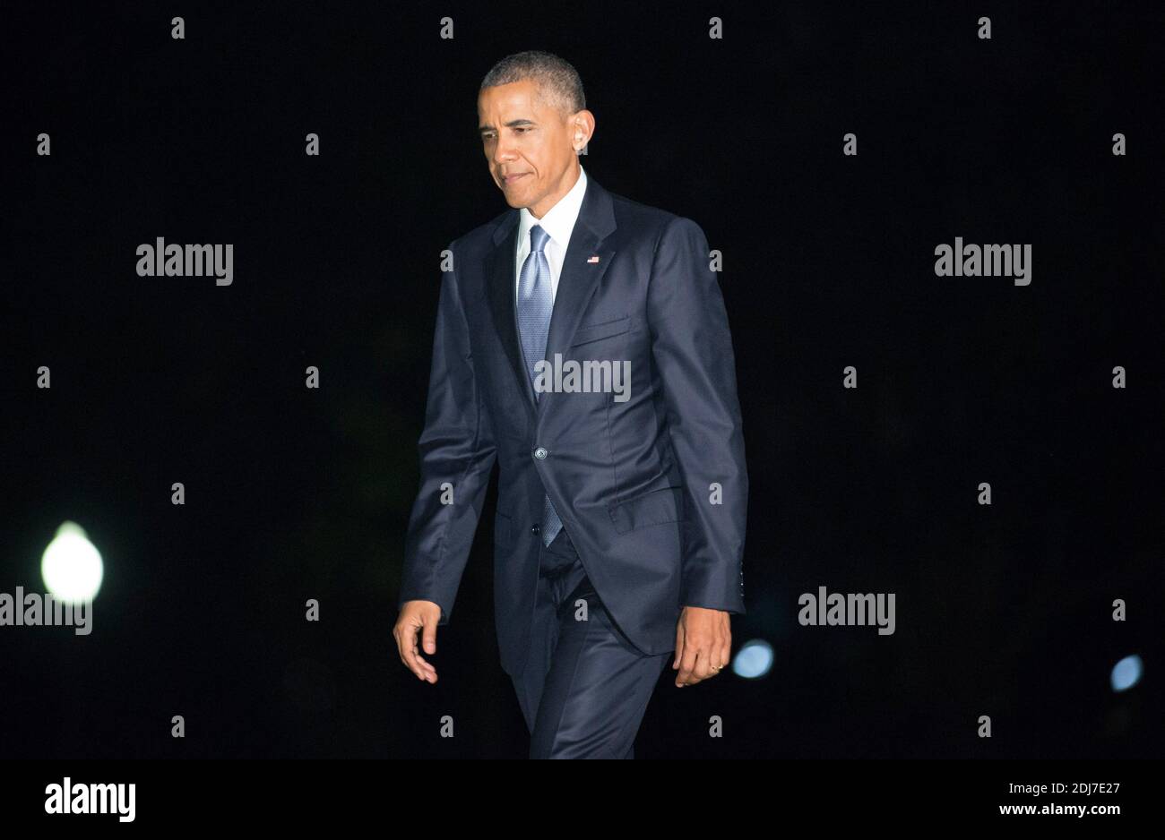 U.S. President Barack Obama walks from Marine One after speaking at the ...