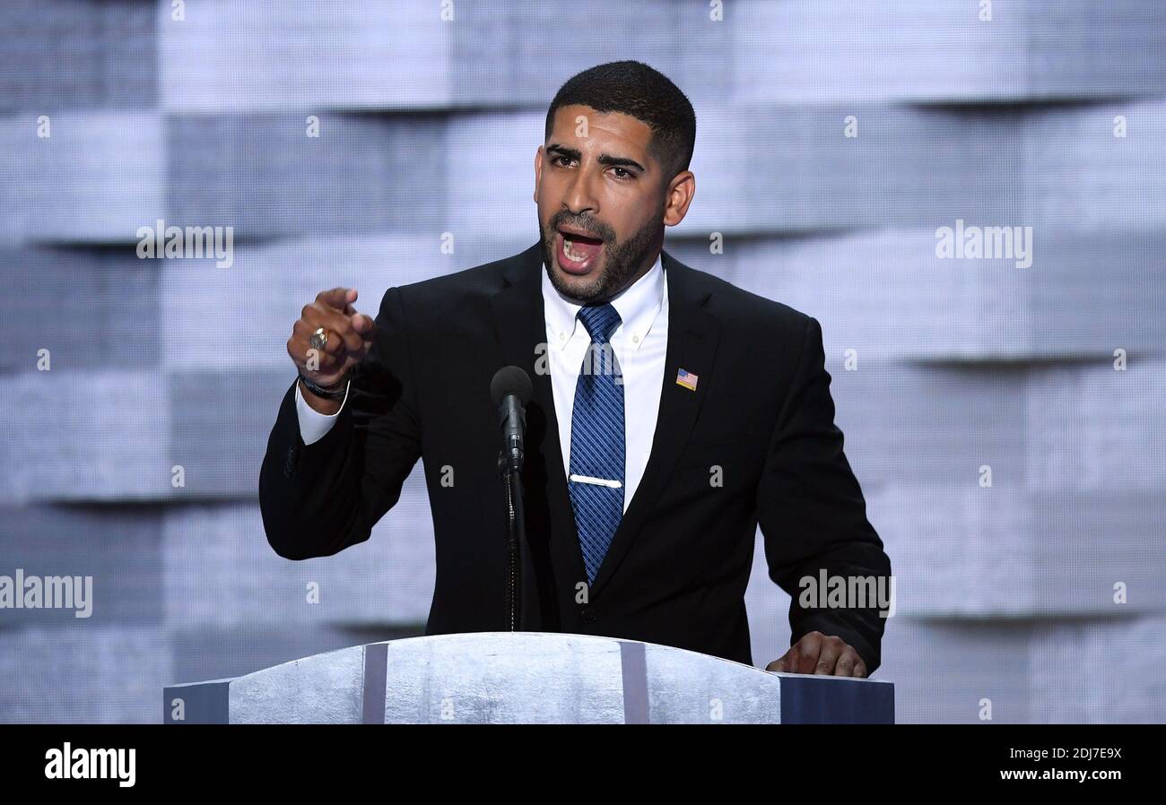 Retired army captain florent groberg hi-res stock photography and ...