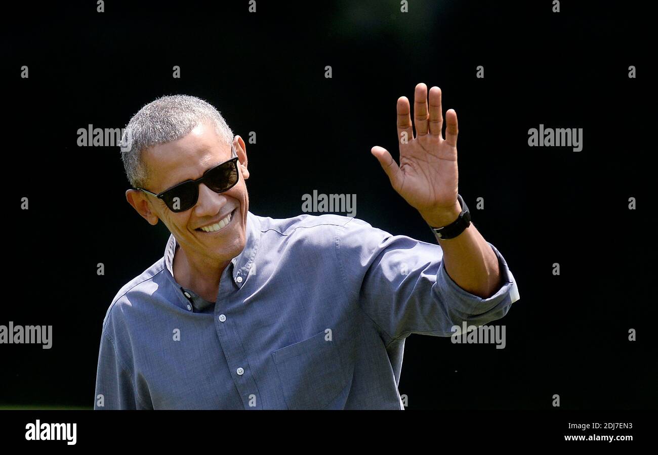 President Barack Obama walks back to the White House after returning ...