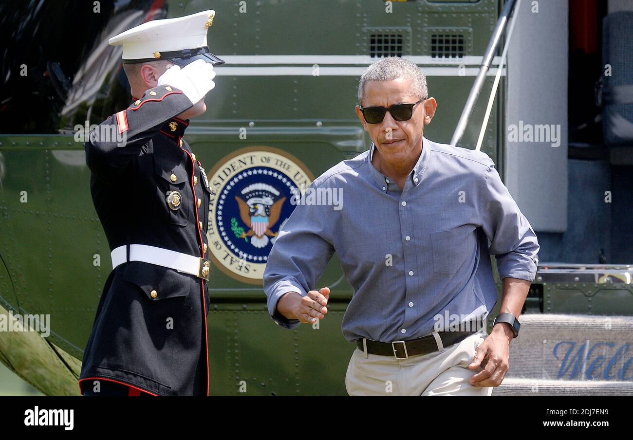 President Barack Obama walks back to the White House after returning ...