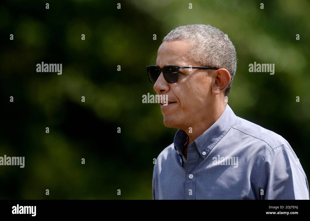 President Barack Obama walks back to the White House after returning ...