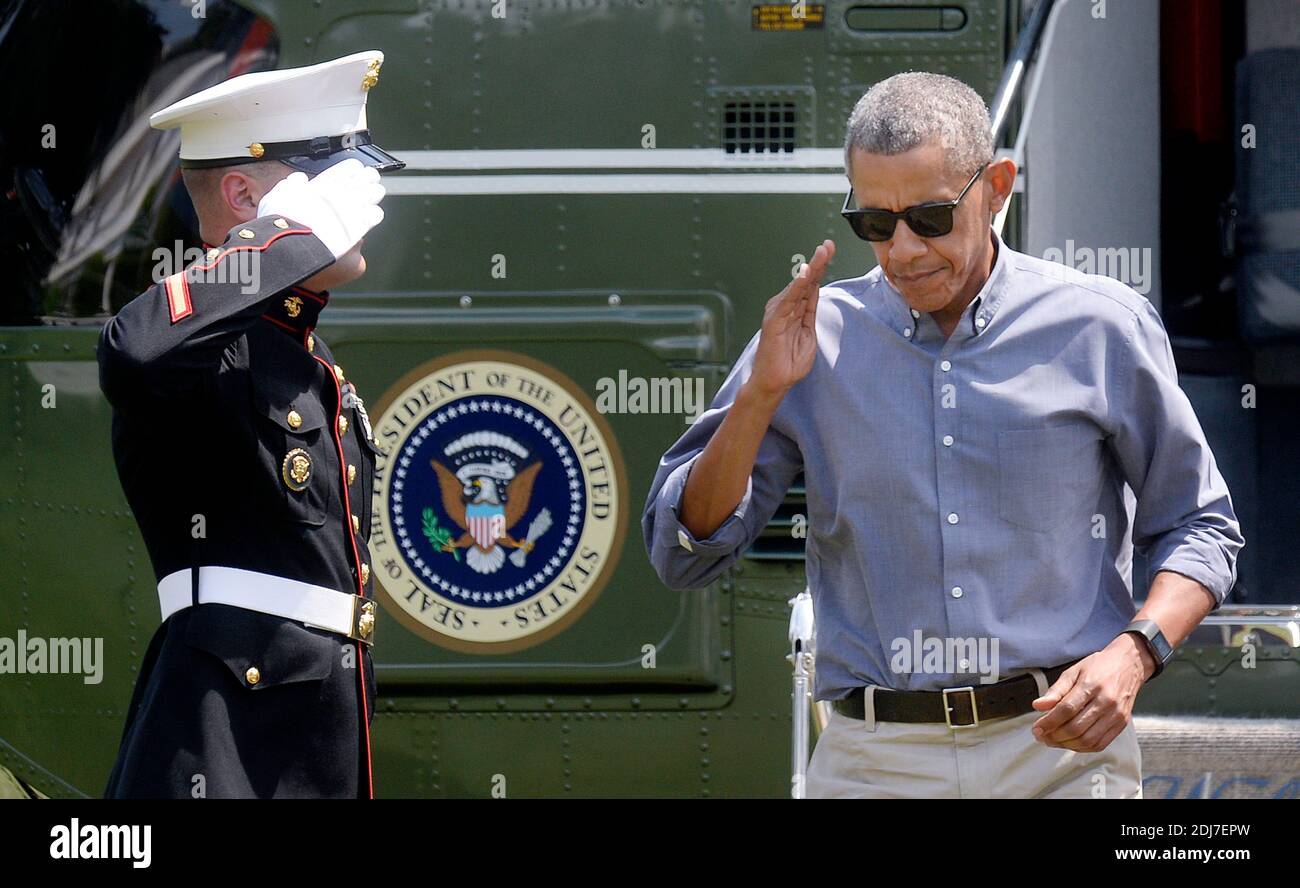President Barack Obama walks back to the White House after returning ...