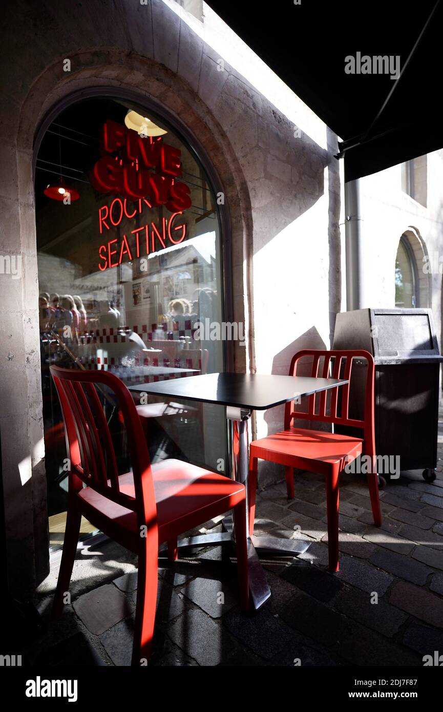 The first Five Guys burger restaurant has opened in Paris at Bercy ...