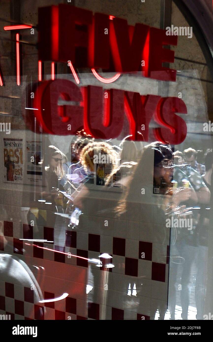 The first Five Guys burger restaurant has opened in Paris at Bercy ...
