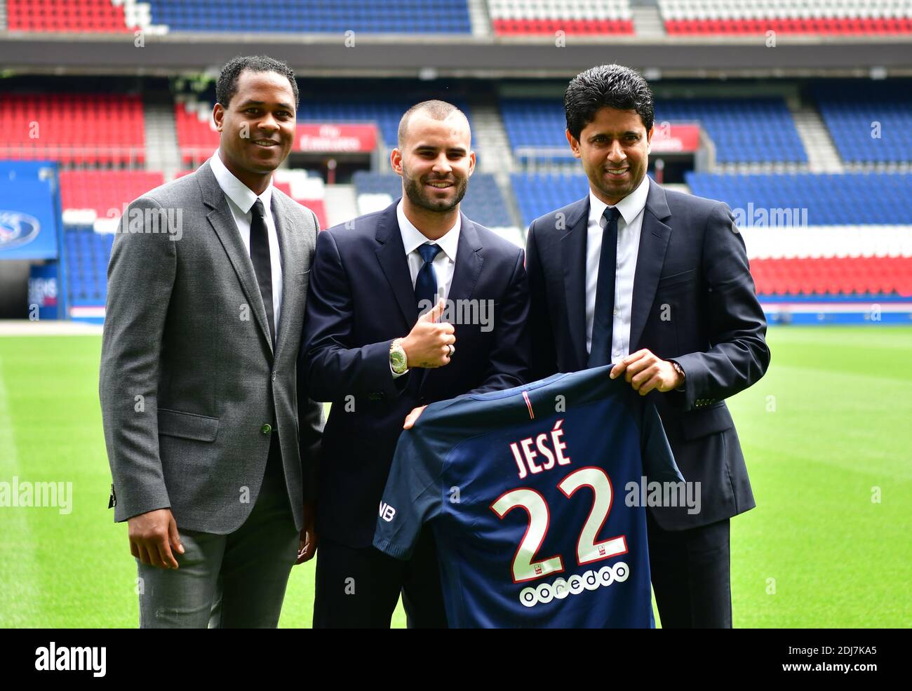 Paris Saint-Germain's new recruit Jese Rodríguez Ruiz (C) poses with ...
