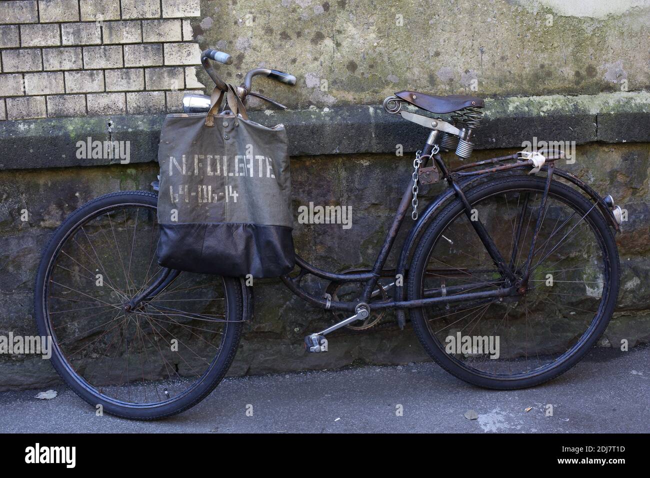 Black color bicycle bicycle with basket hi-res stock photography and ...