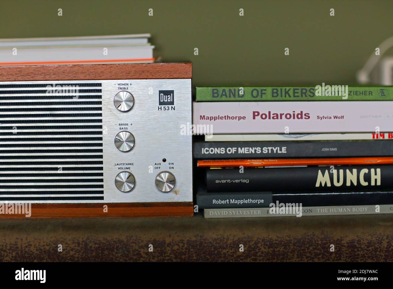 vintage stereo turner and books on a shelf Stock Photo - Alamy