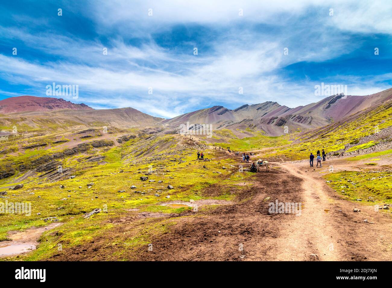 Tourists hiking along the Cusipata Trail to the Rainbow Mountain ...