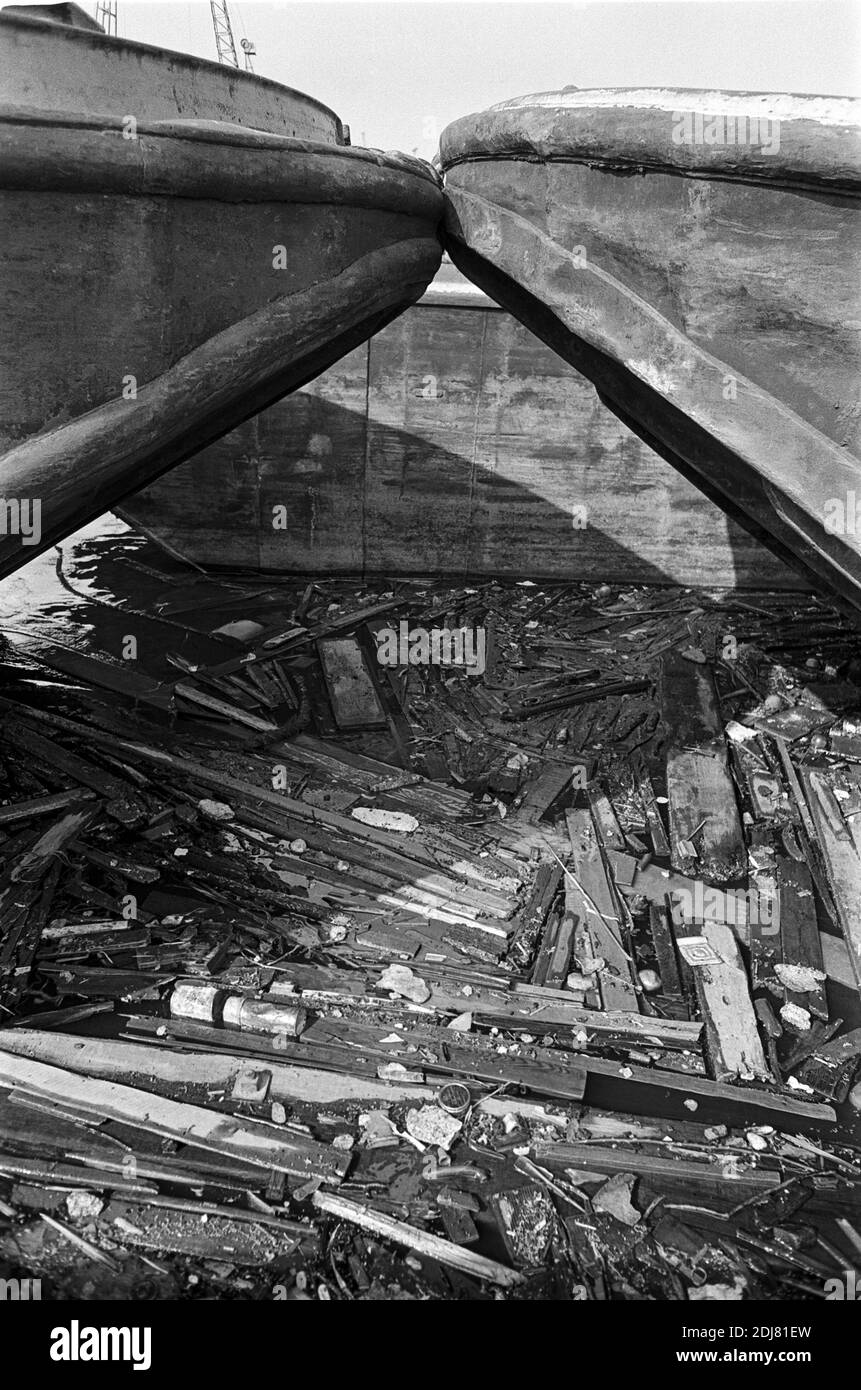 Thames lighter Black and White Stock Photos & Images - Alamy