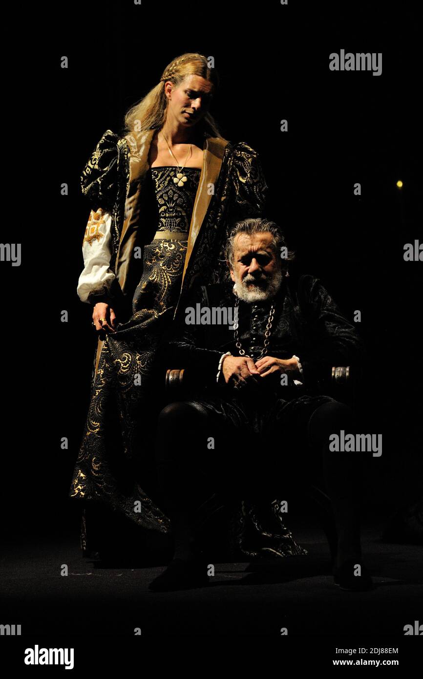 Patrick Raynal, Coralie Audret pendant le filage de la piece 'La Louve ...