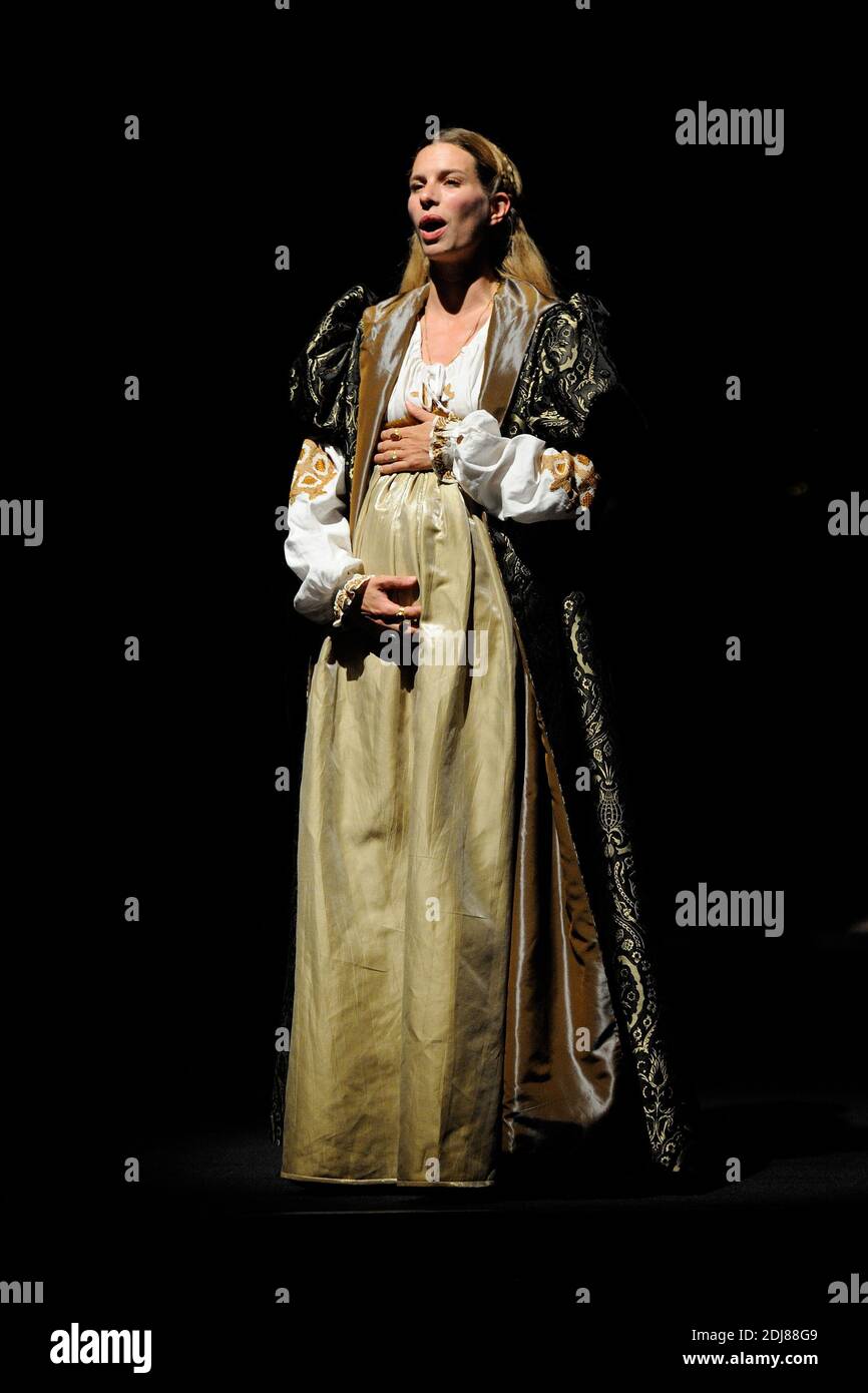 Coralie Audret pendant le filage de la piece 'La Louve' de Daniel Colas ...