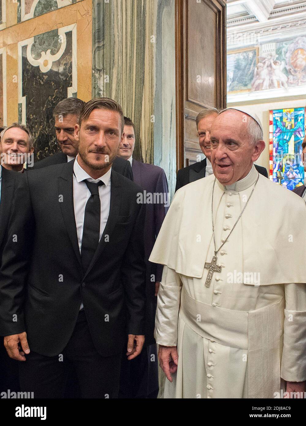 Pope Francis met the A.S Roma soccer team and his capitan Francesco ...