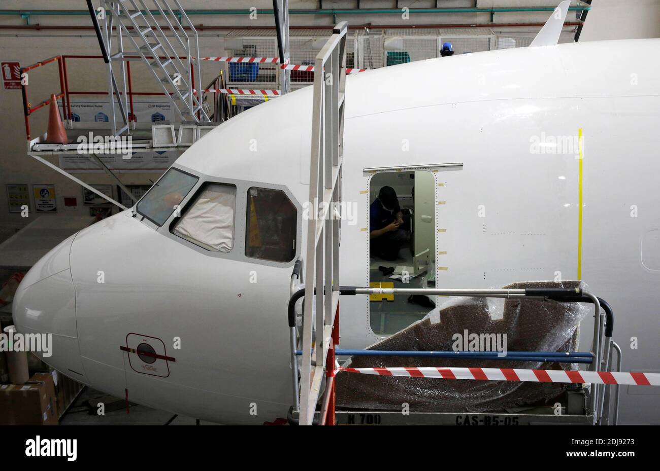 Plane mechanics hi-res stock photography and images - Alamy