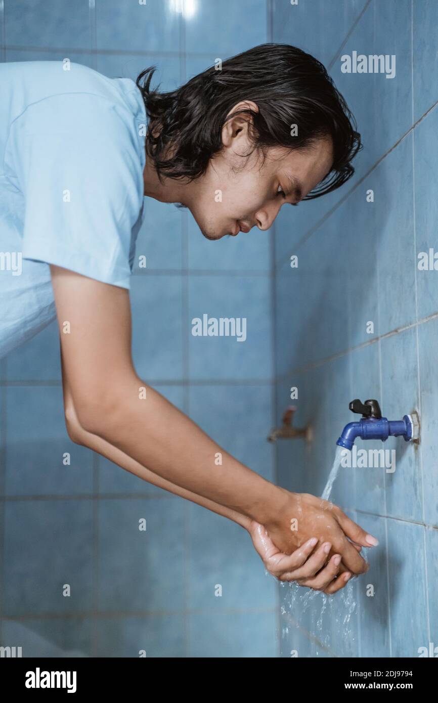 Man muslim perform ablution (wudhu) washing hand before prayer Stock ...