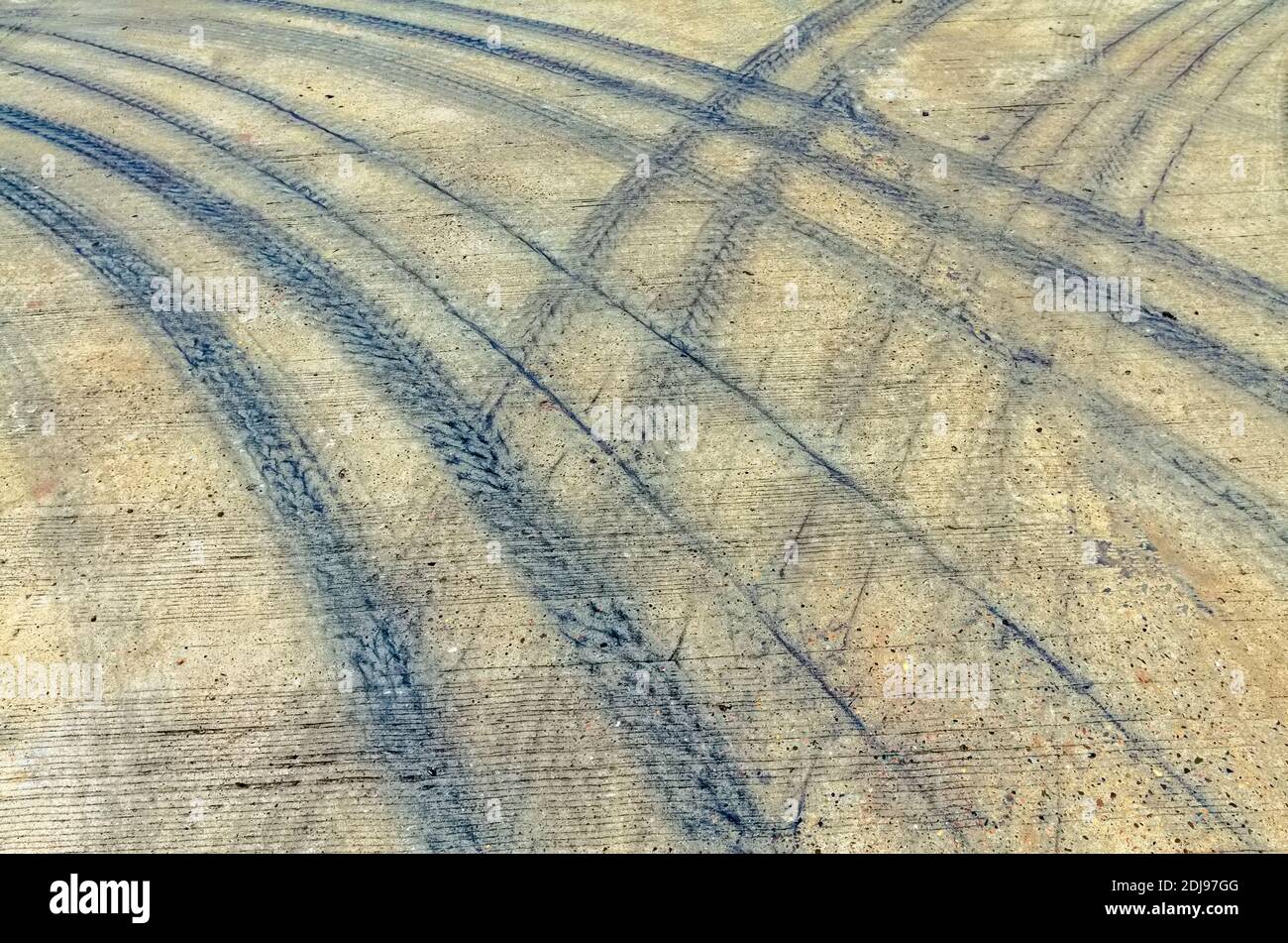 Dark race tire pattern hi-res stock photography and images - Alamy