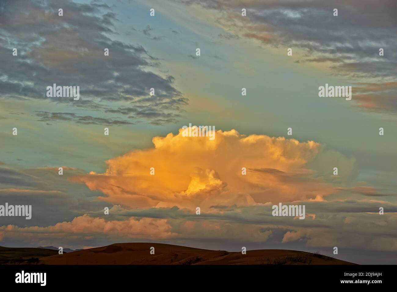 Evening cloudy sky over the sand dunes. Western Mongolia, Mongol-Els ...