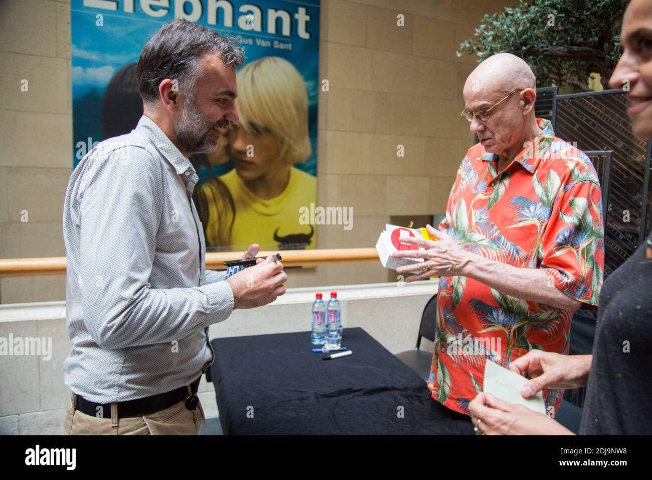 JAMES ELLROY EN SEANCE DE DEDICACE A LA LIBRAIRIE DE LA CINEMATHEQUE ...