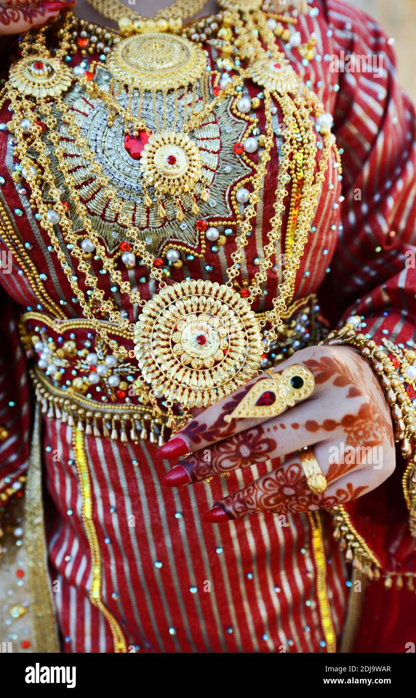 Omani dress hi-res stock photography and images - Alamy