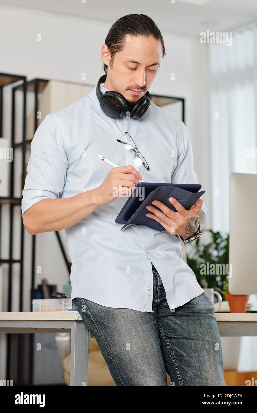 How To Draw Headphones Around Neck