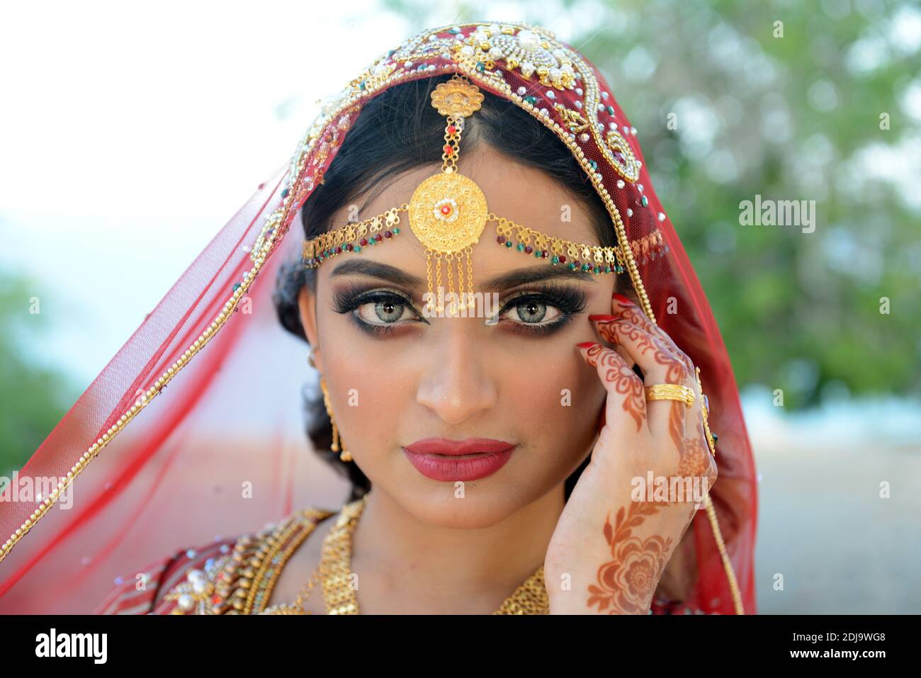 A beautiful model wearing a traditional Omani dress Stock Photo - Alamy