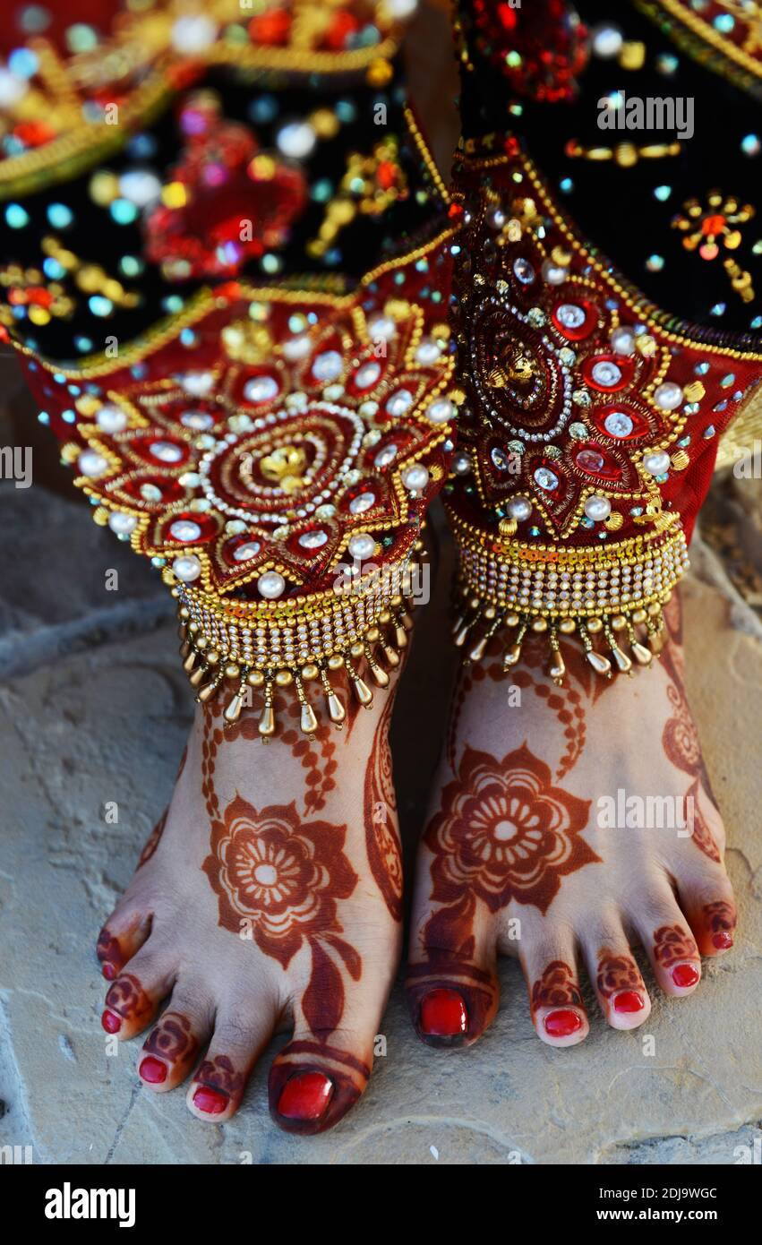 Omani dress hi-res stock photography and images - Alamy