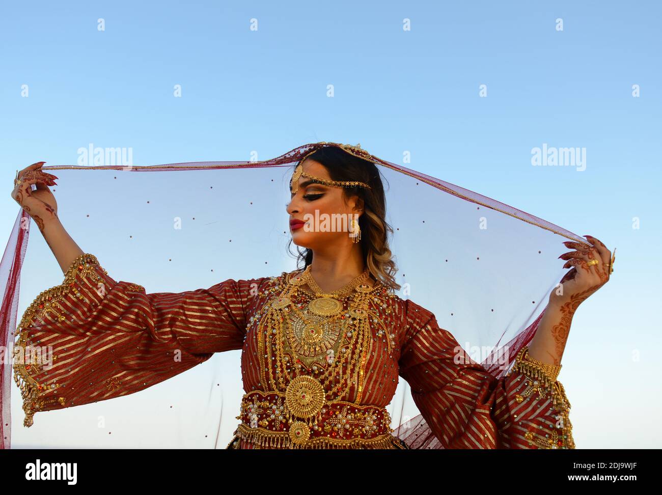 Oman traditional dress hi-res stock photography and images - Alamy