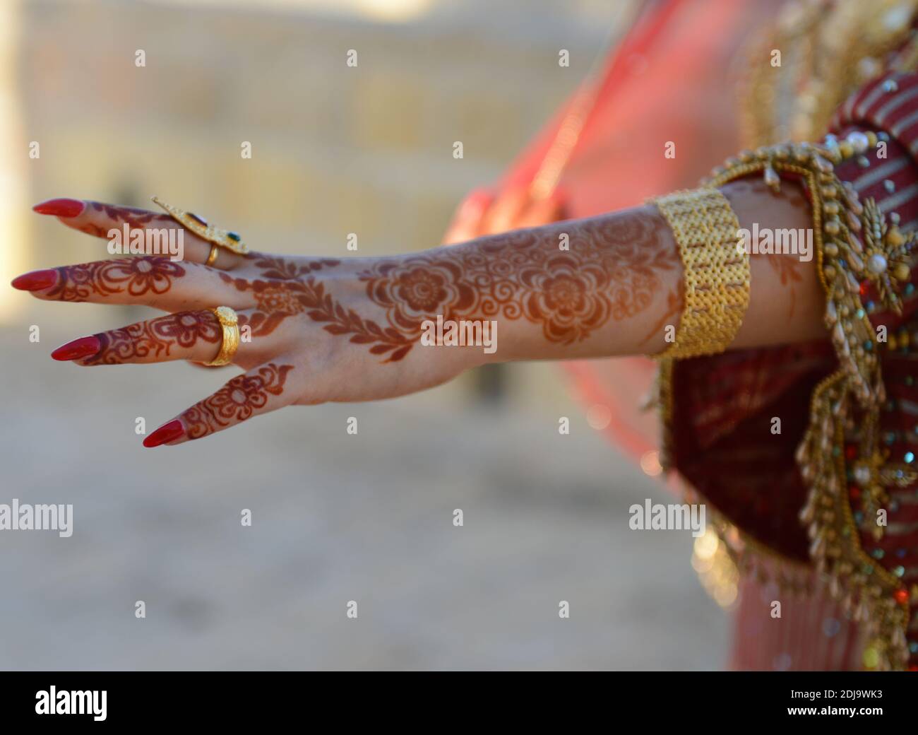 A beautiful model wearing a traditional Omani dress Stock Photo - Alamy