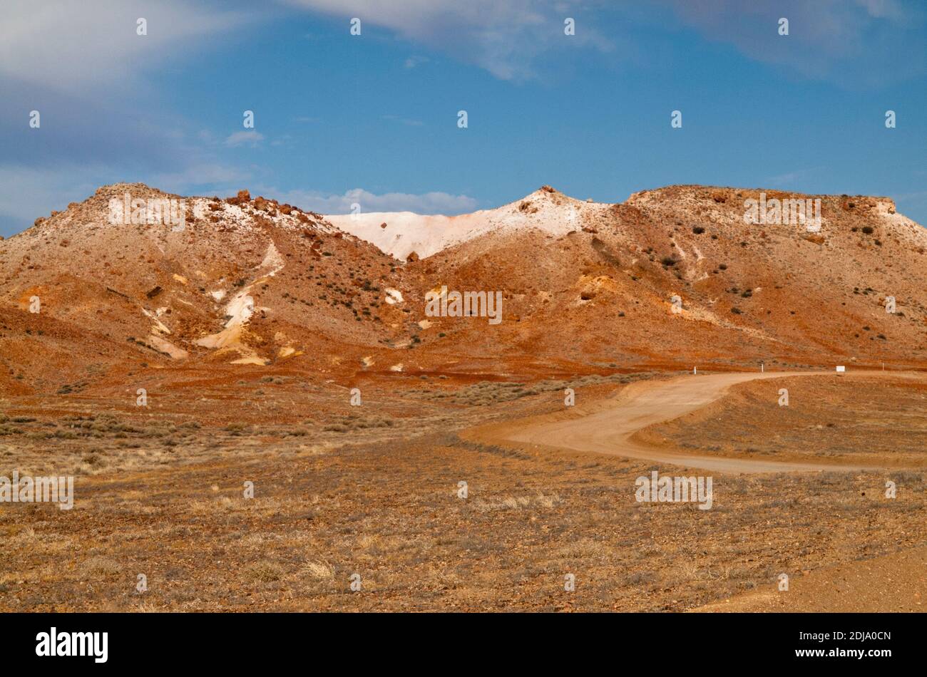Outback australia breakaways road hi-res stock photography and images ...