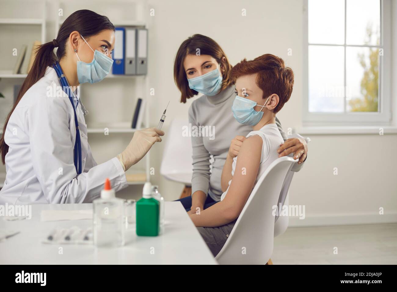 Child scared nurse mother hi-res stock photography and images - Alamy