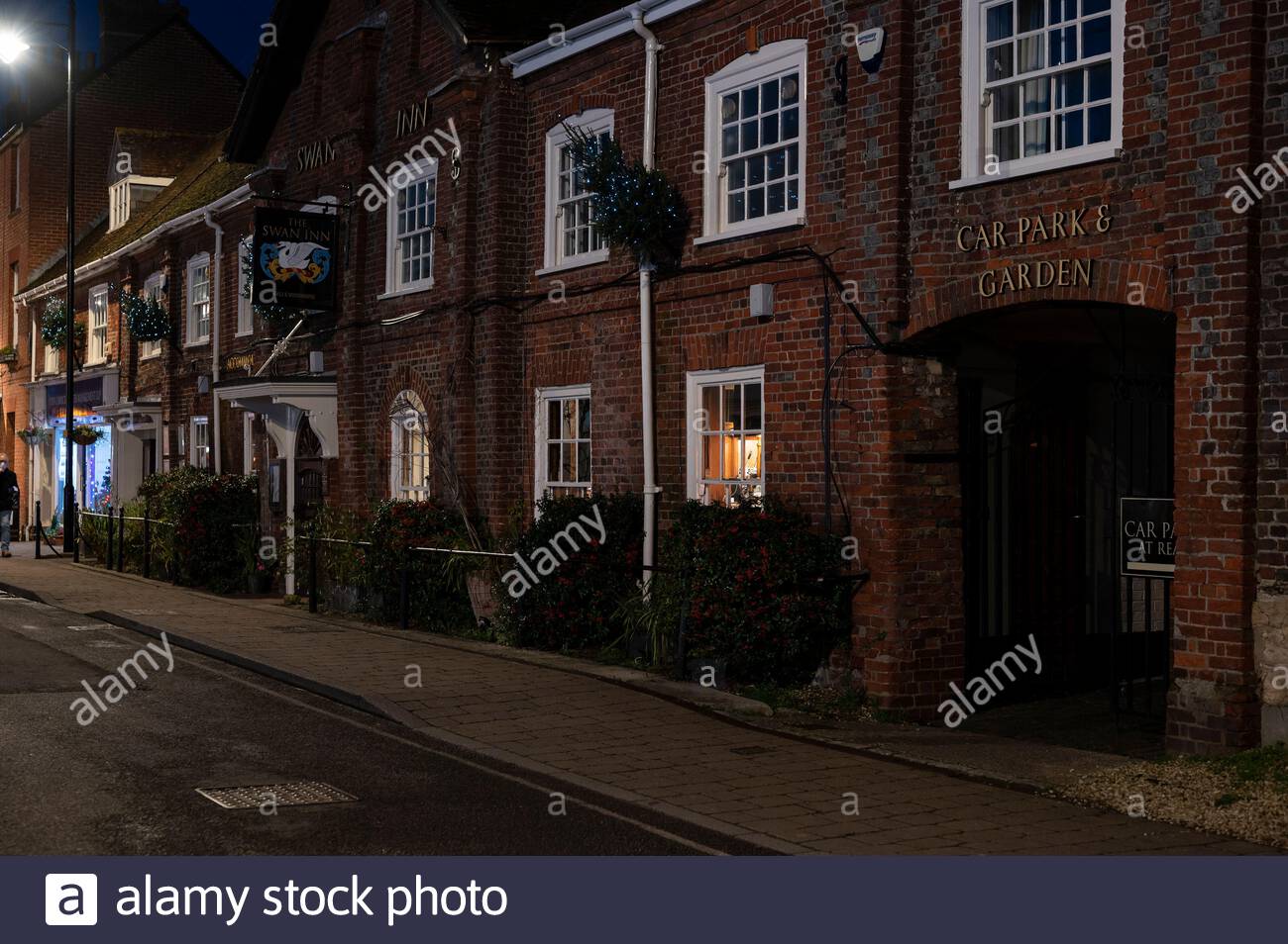 English Pub At Night High Resolution Stock Photography and Images - Alamy