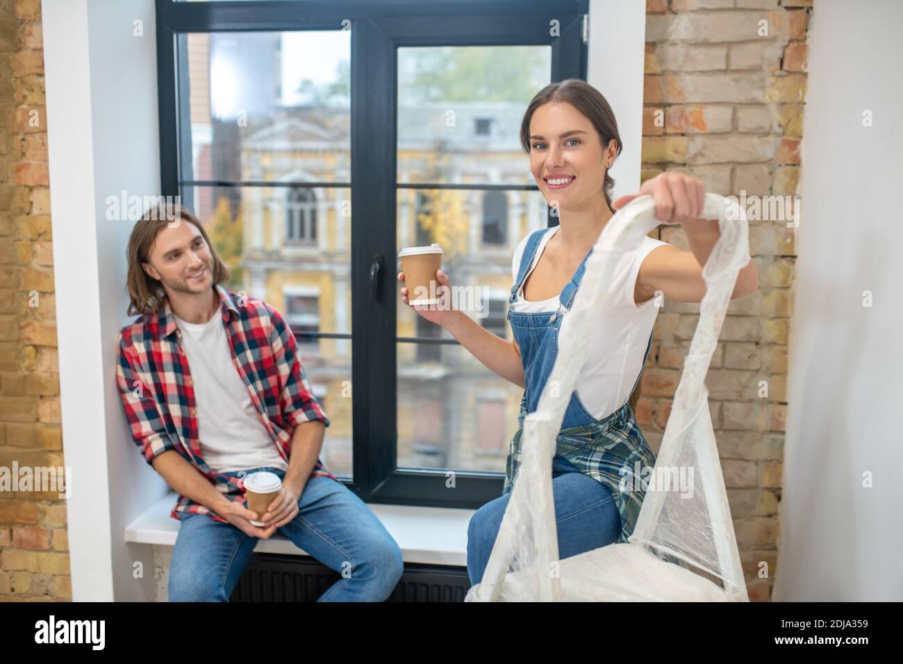 Young couple having a coffee break and talking Stock Photo - Alamy