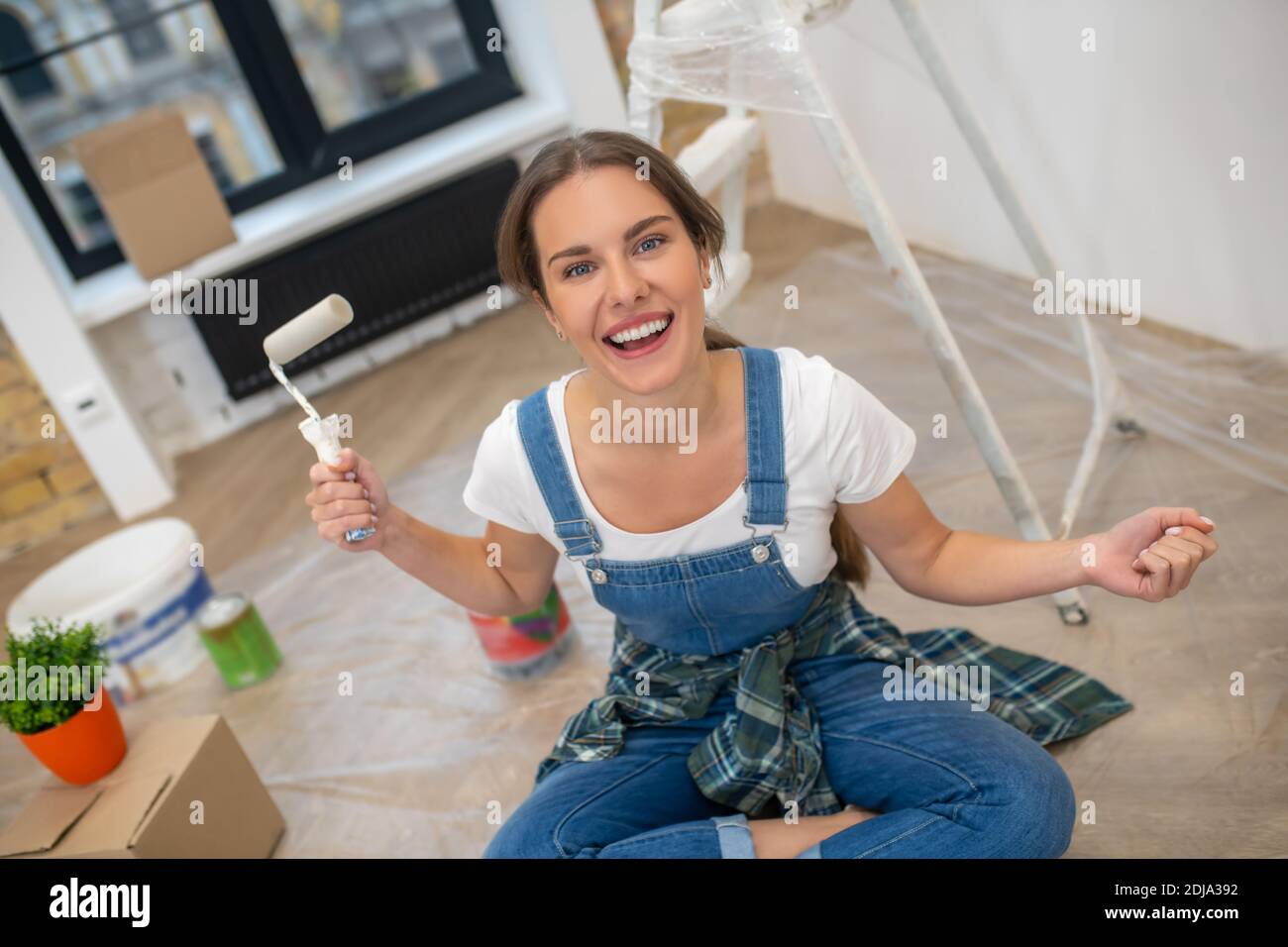 Woman in paint supplies hi-res stock photography and images - Alamy