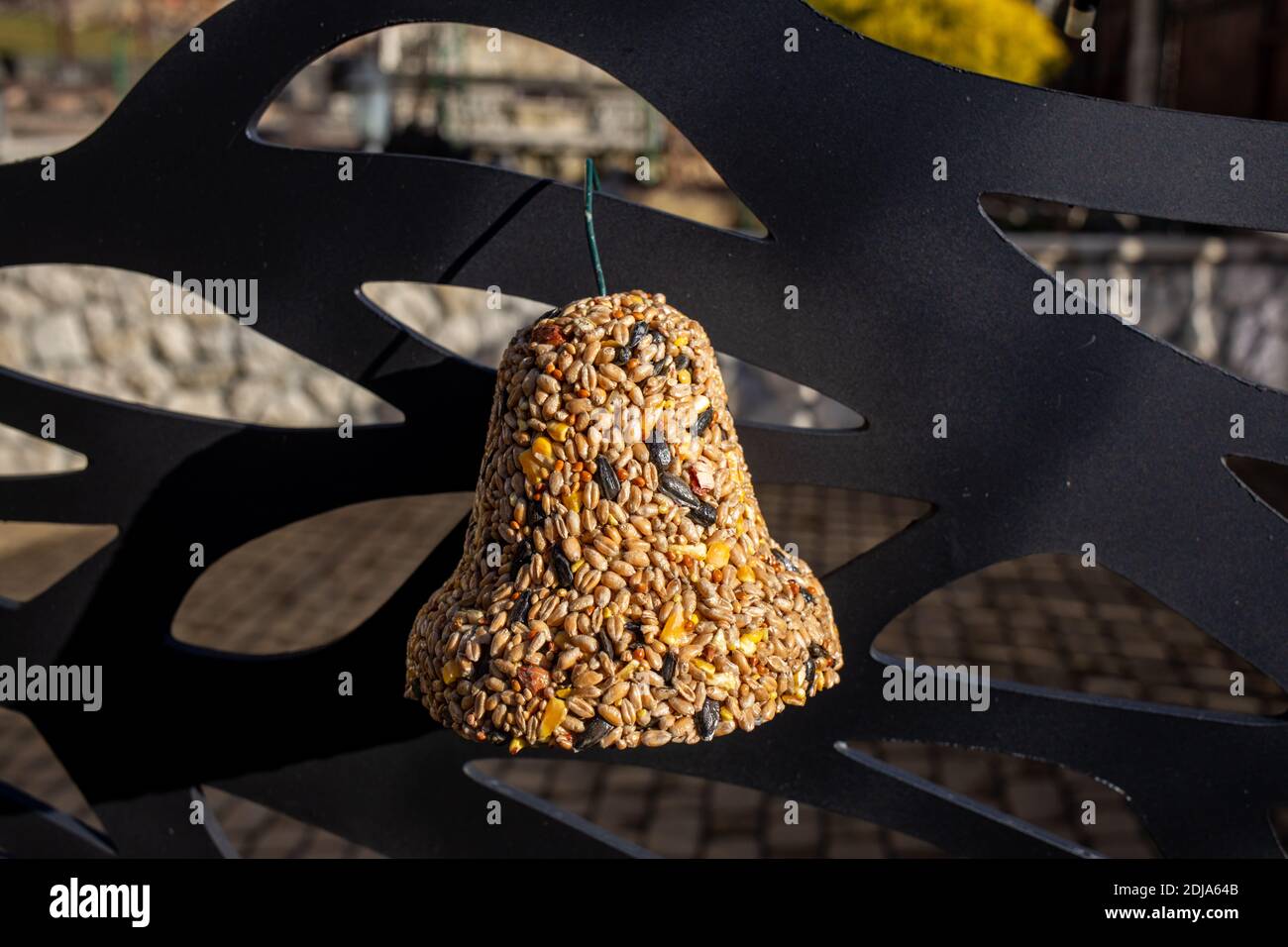 Bell from various grains, a delicacy for all the birds in the garden ...