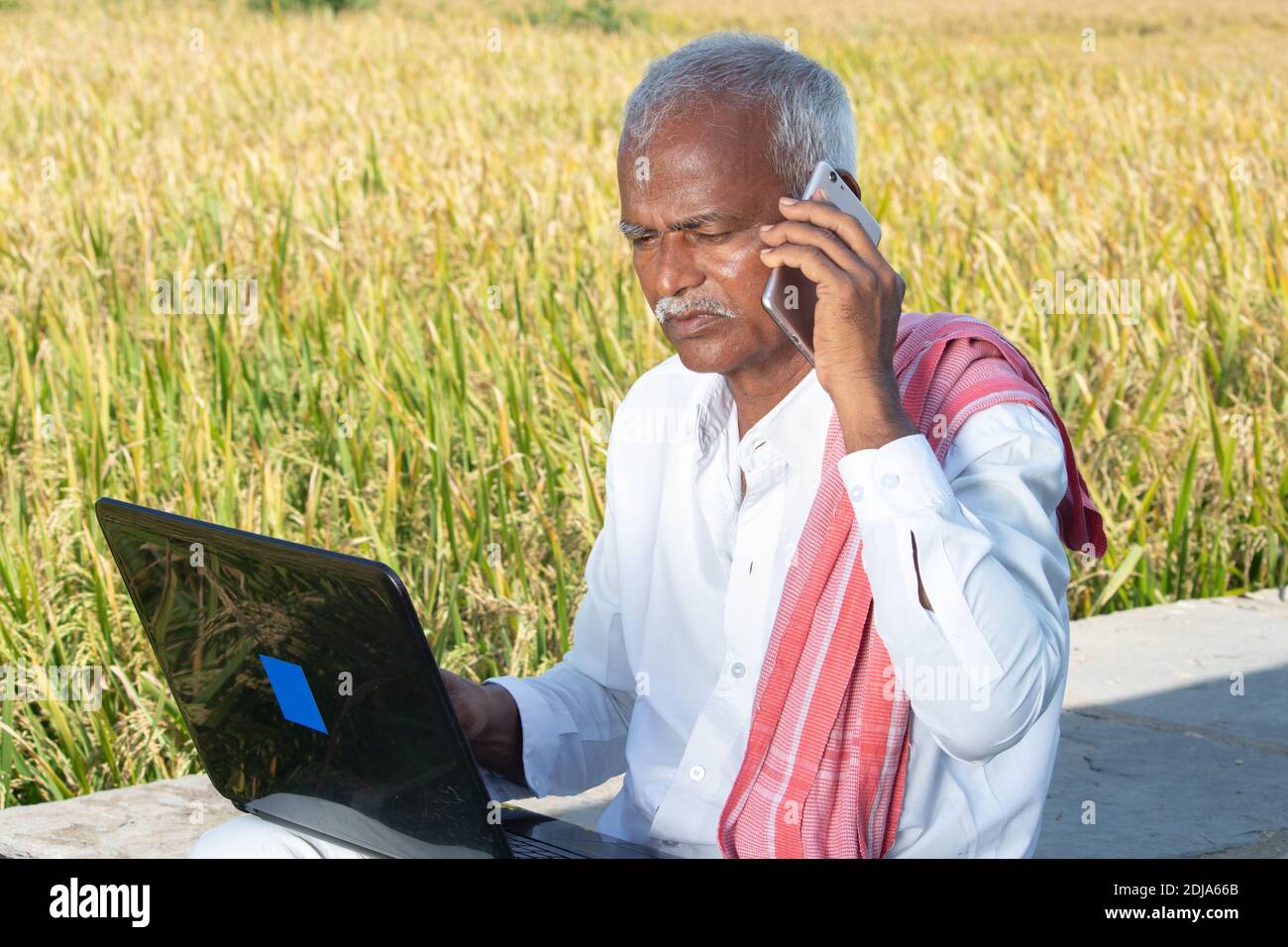 India smartphone village hi-res stock photography and images - Alamy