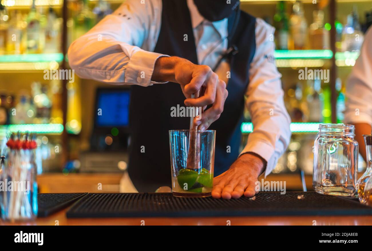 Cocktail making men hi-res stock photography and images - Alamy