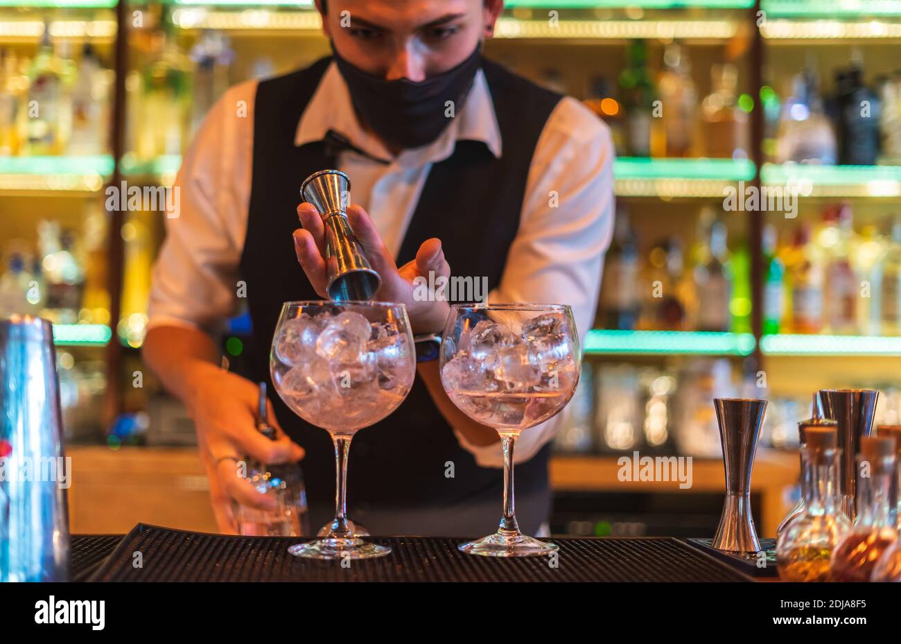 Barman making cocktail at night club Stock Photo - Alamy