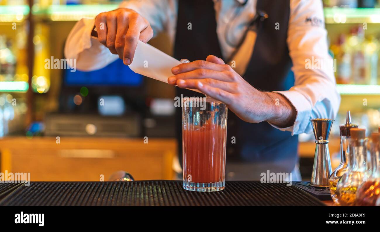 Barman making cocktail at night club Stock Photo - Alamy