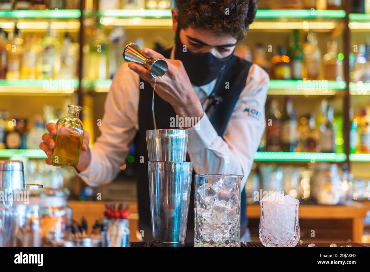 Barman making cocktail at night club Stock Photo - Alamy