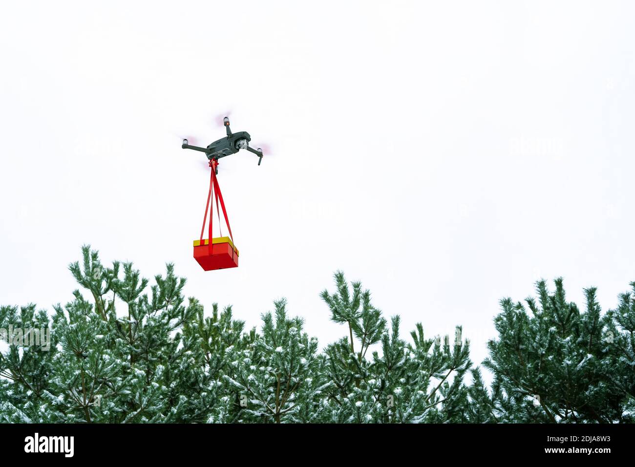 Delivery drone gift box hi-res stock photography and images - Alamy