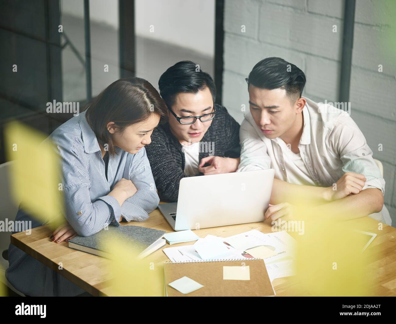 Teamwork business laptop hi-res stock photography and images - Alamy