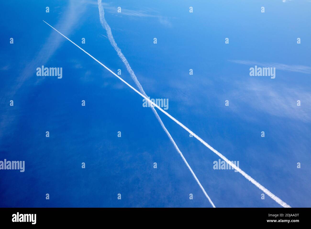Aeroplanes contrails hi-res stock photography and images - Alamy