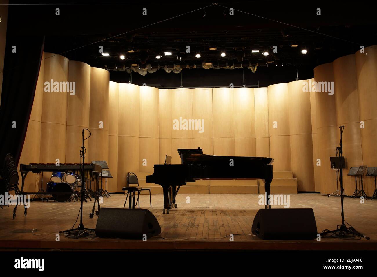 View of grand piano on a stage Stock Photo - Alamy
