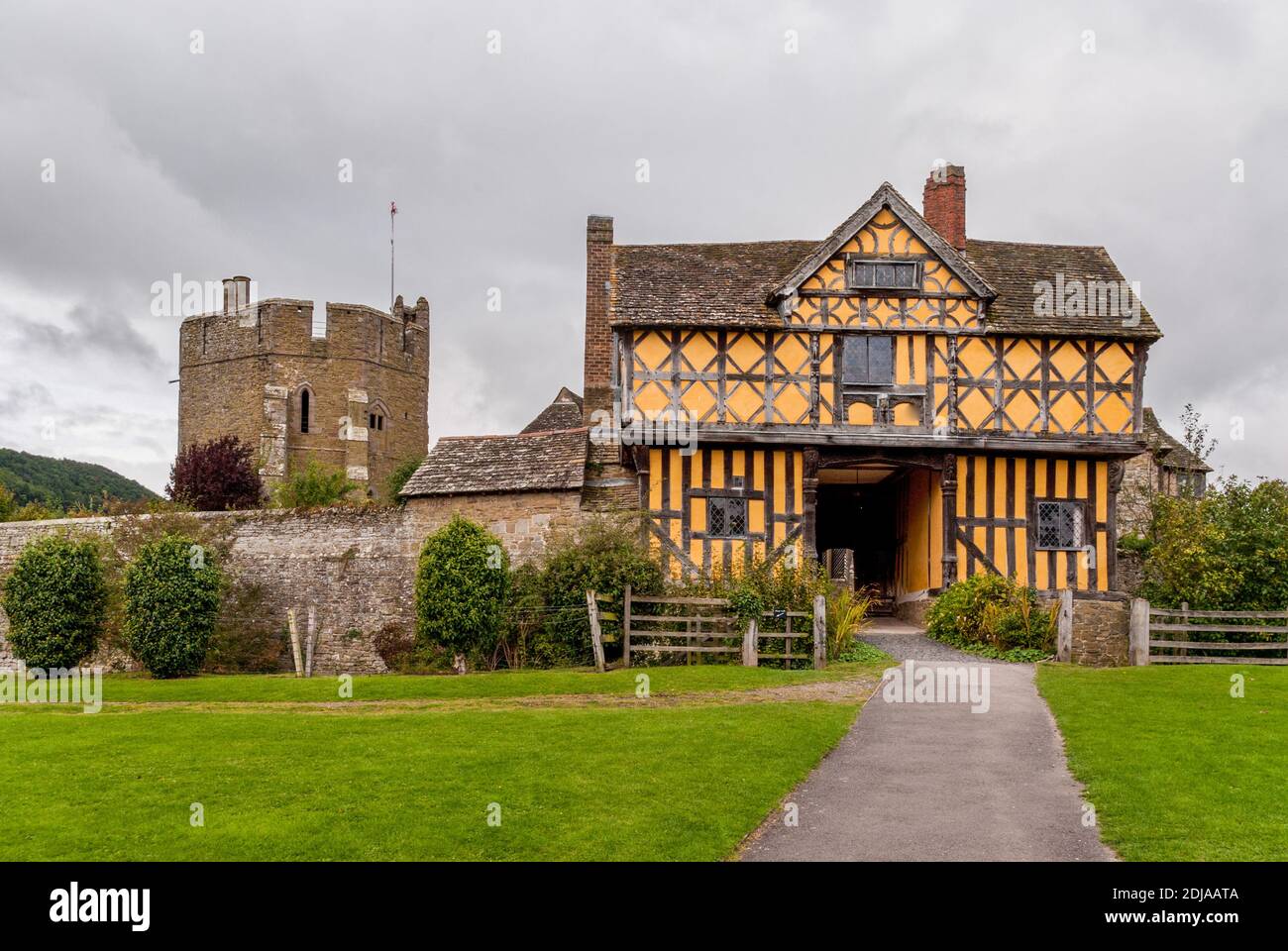 Timber framed building 17th century hi-res stock photography and images ...