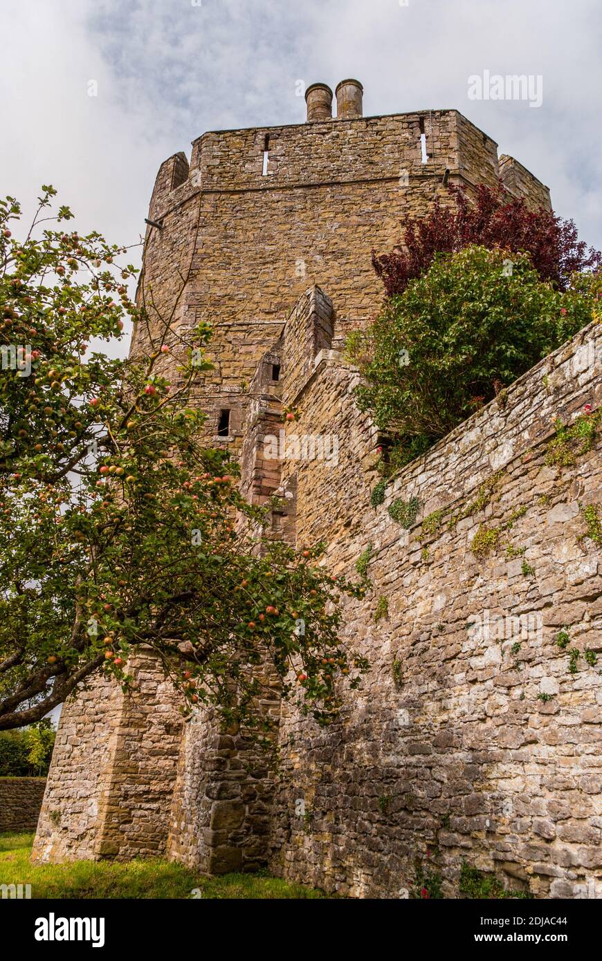 Medieval fortified manor house hi-res stock photography and images - Alamy