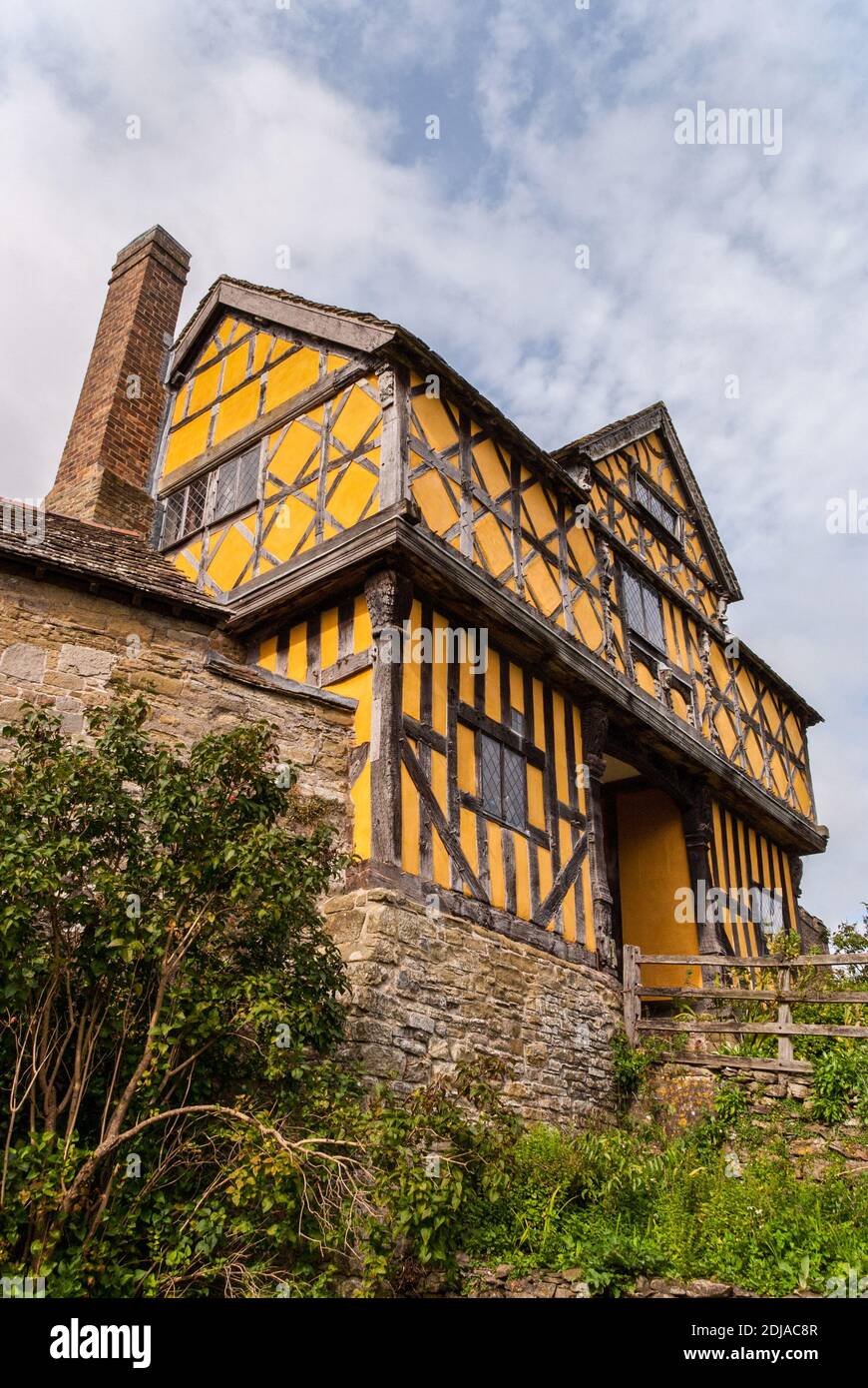 Timber framed building 17th century hi-res stock photography and images ...
