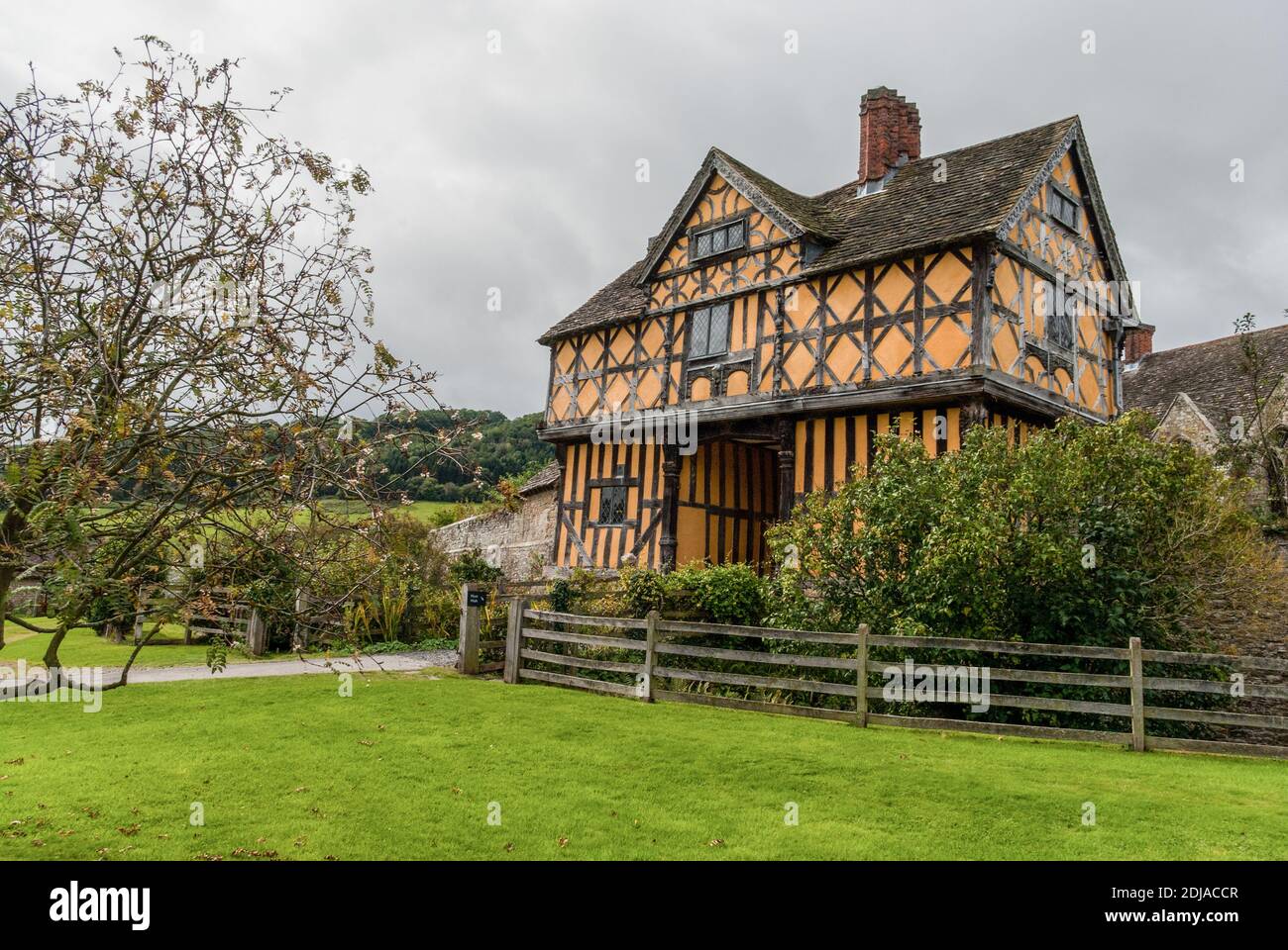 Timber framed building 17th century hi-res stock photography and images ...