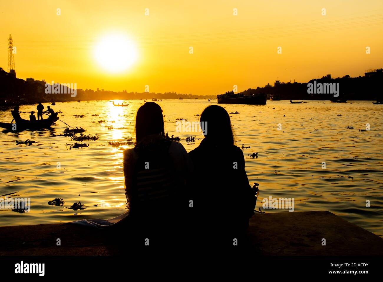 Two girls sunset silhouette hi-res stock photography and images - Alamy