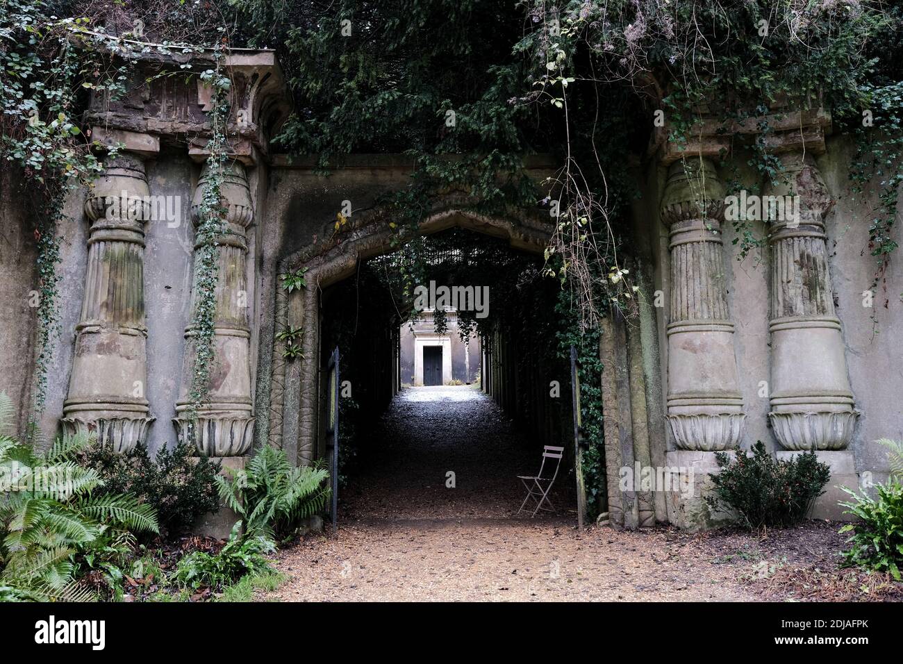 Highgate cemetery egyptian avenue hi-res stock photography and images ...