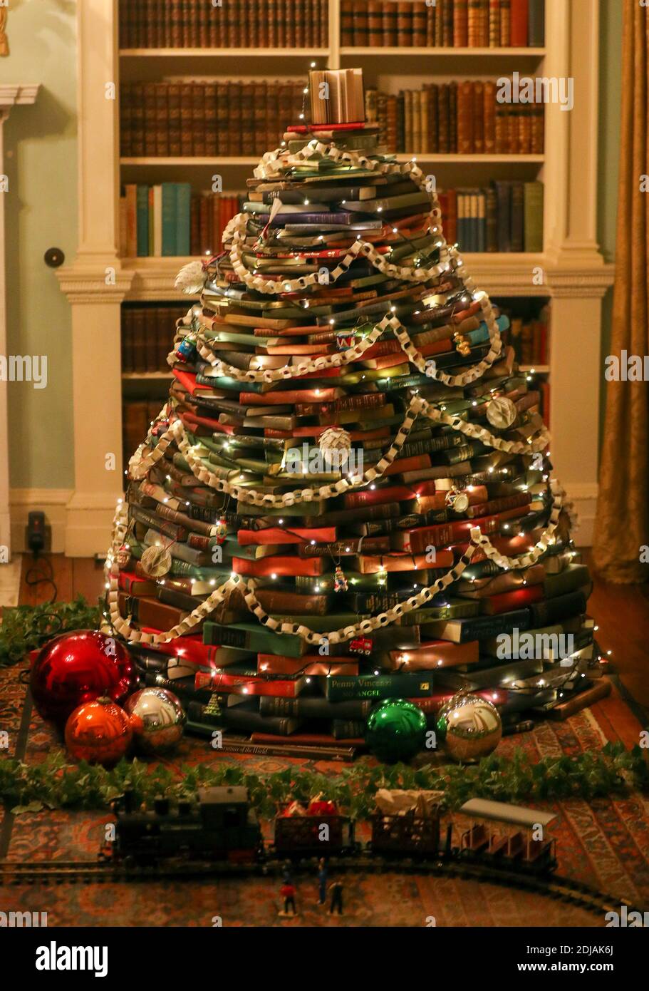Edwardian christmas tree hi-res stock photography and images - Alamy